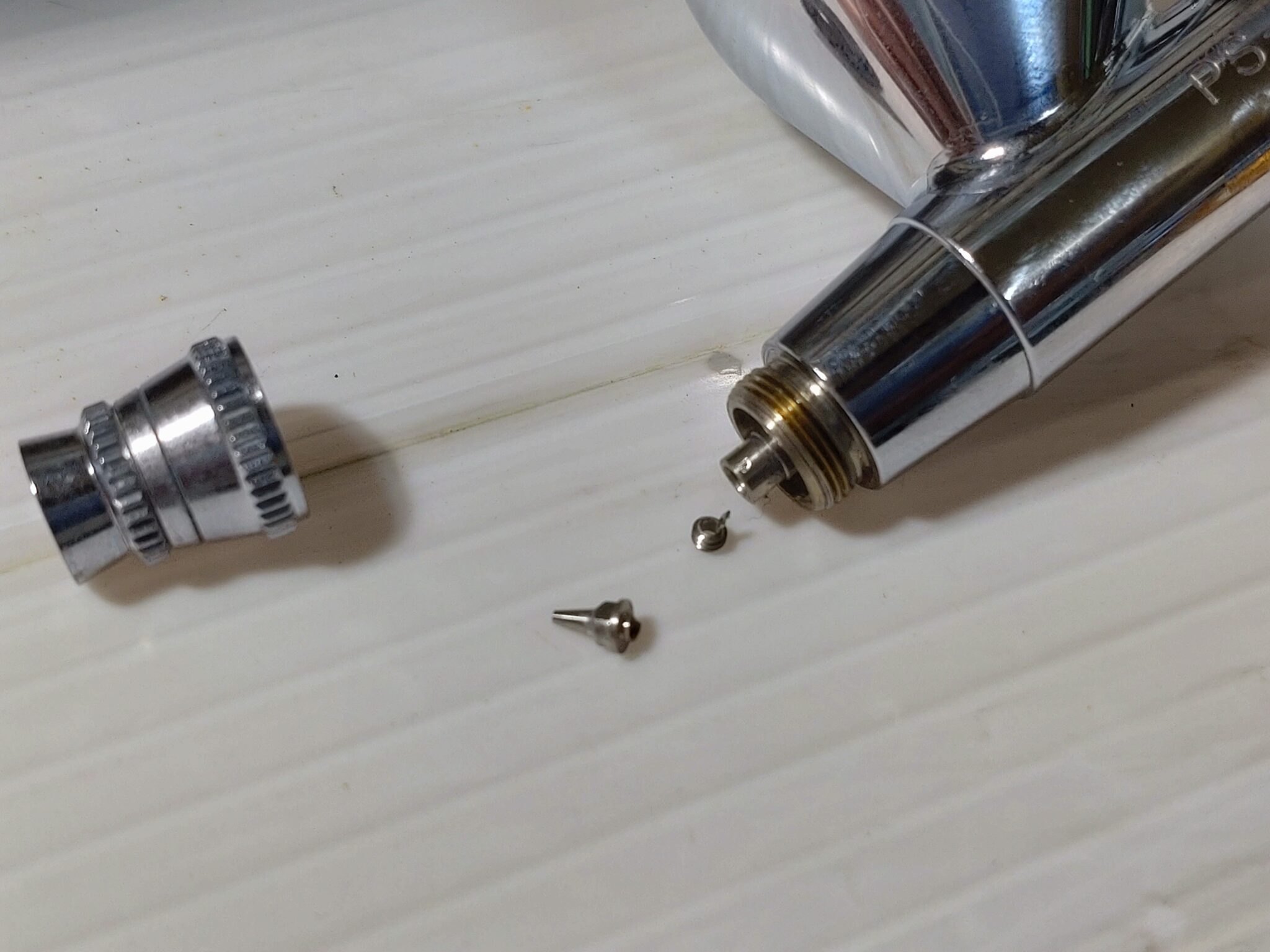 【メンテナンス】Mr.HobbyエアブラシPS266の塗料ノズル交換 - 屋根裏留置線